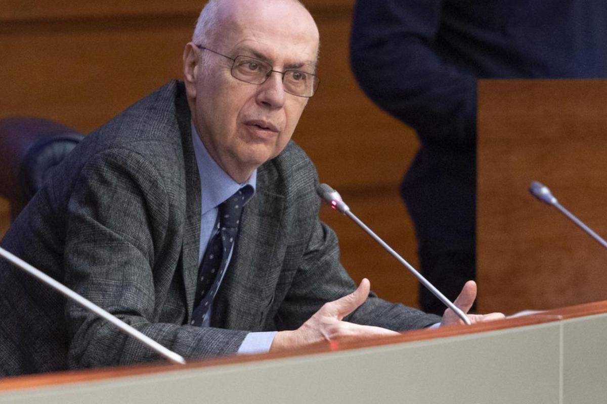 Coronavirus. Rezza (Iss): "Non arriveremo a contagi zero" | Ago Press ...